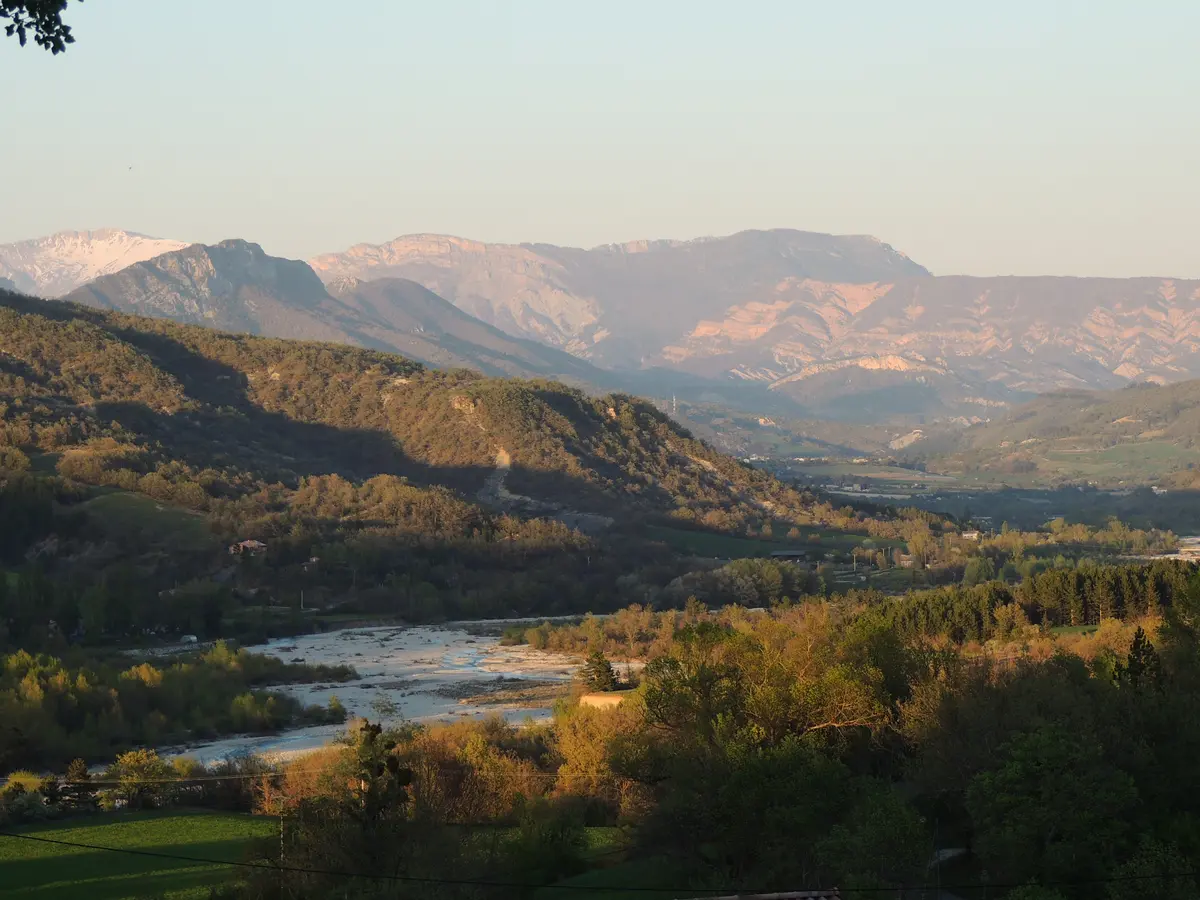 Noyers sur Jabron, ses racines sont à la cime du village (Noyers-sur ...