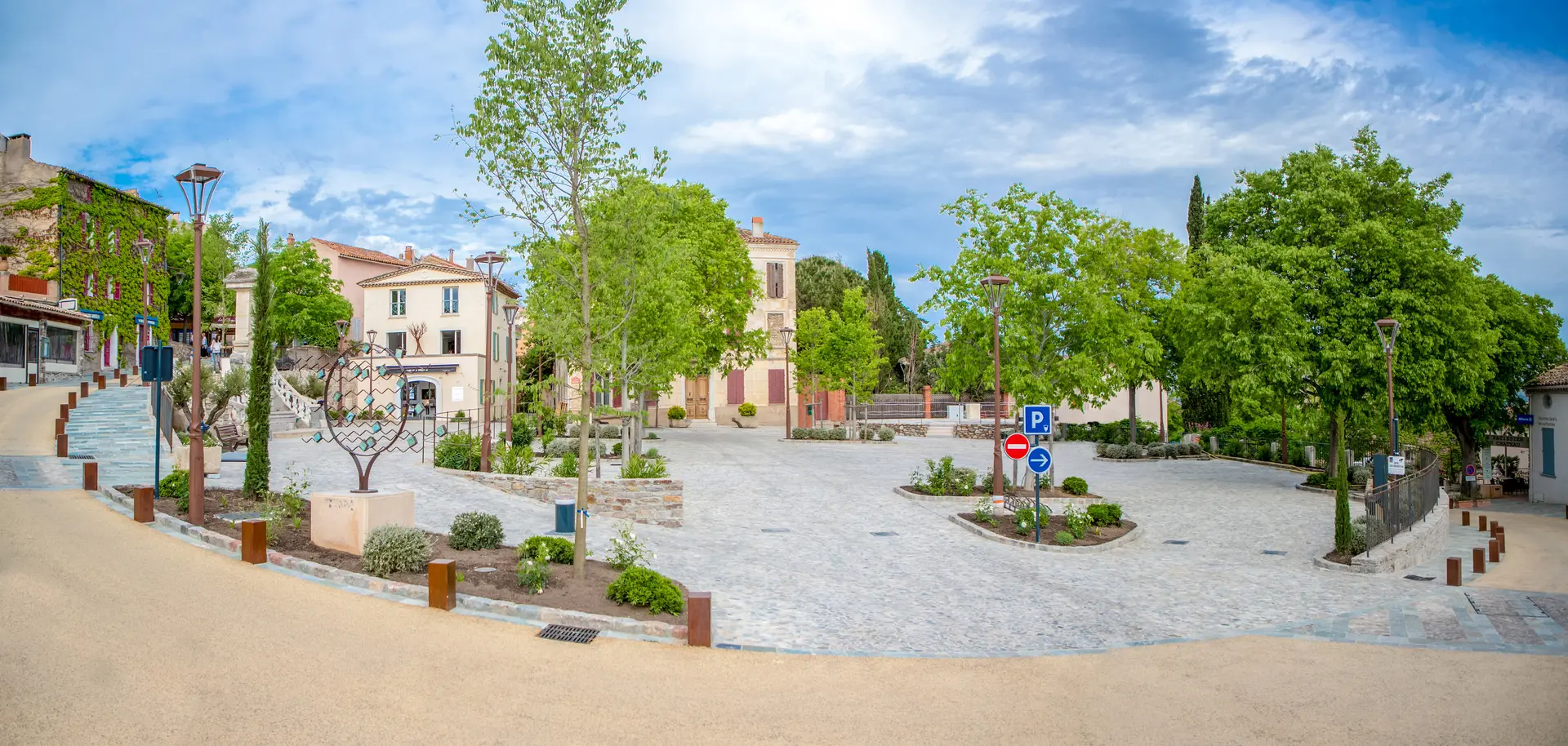 Place Neuve (Grimaud) | Provence-Alpes-Côte d'Azur Tourism