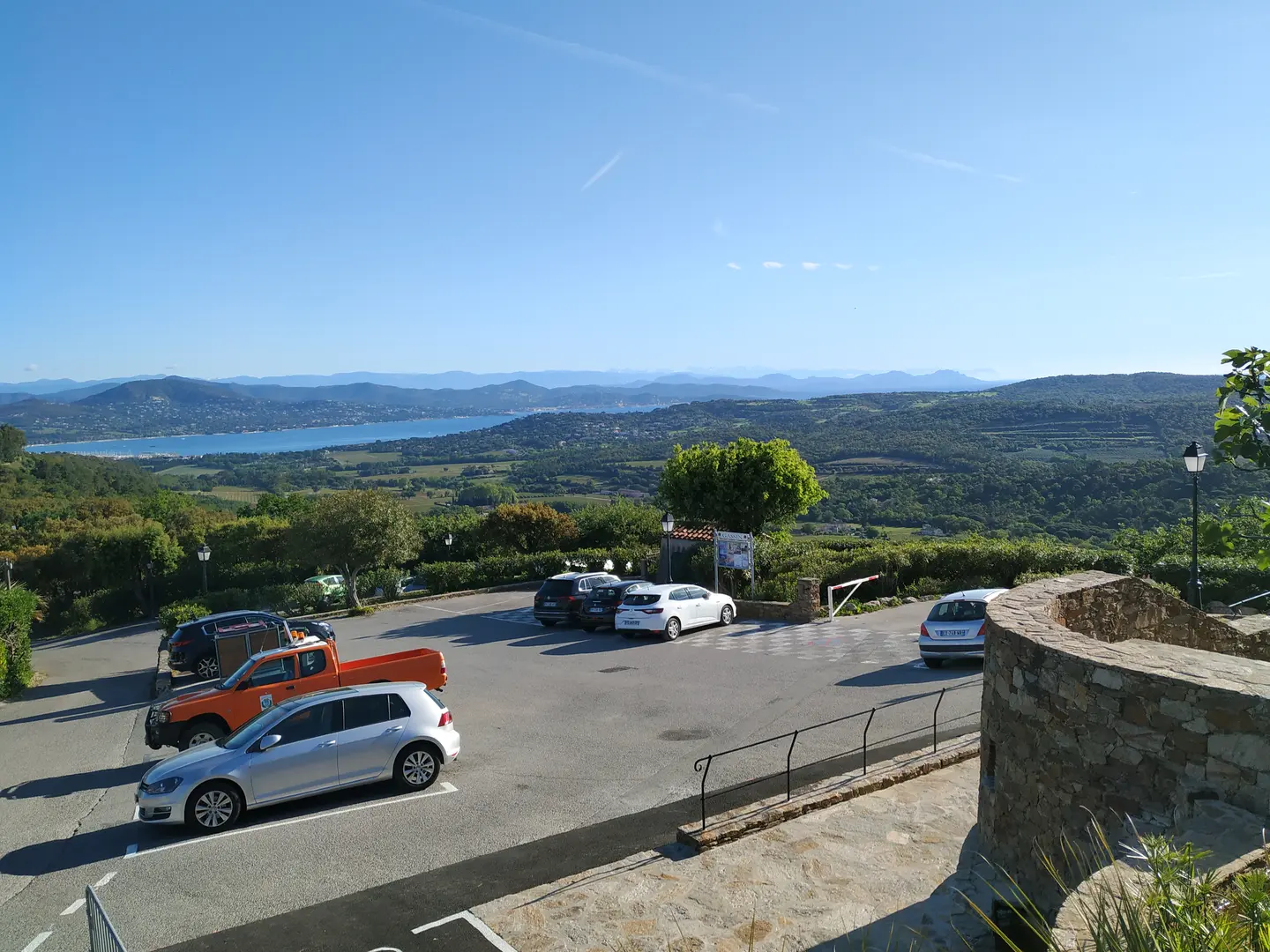 Parking de la Place Léon Martel (Gassin) | Provence-Alpes-Côte d'Azur Tourisme
