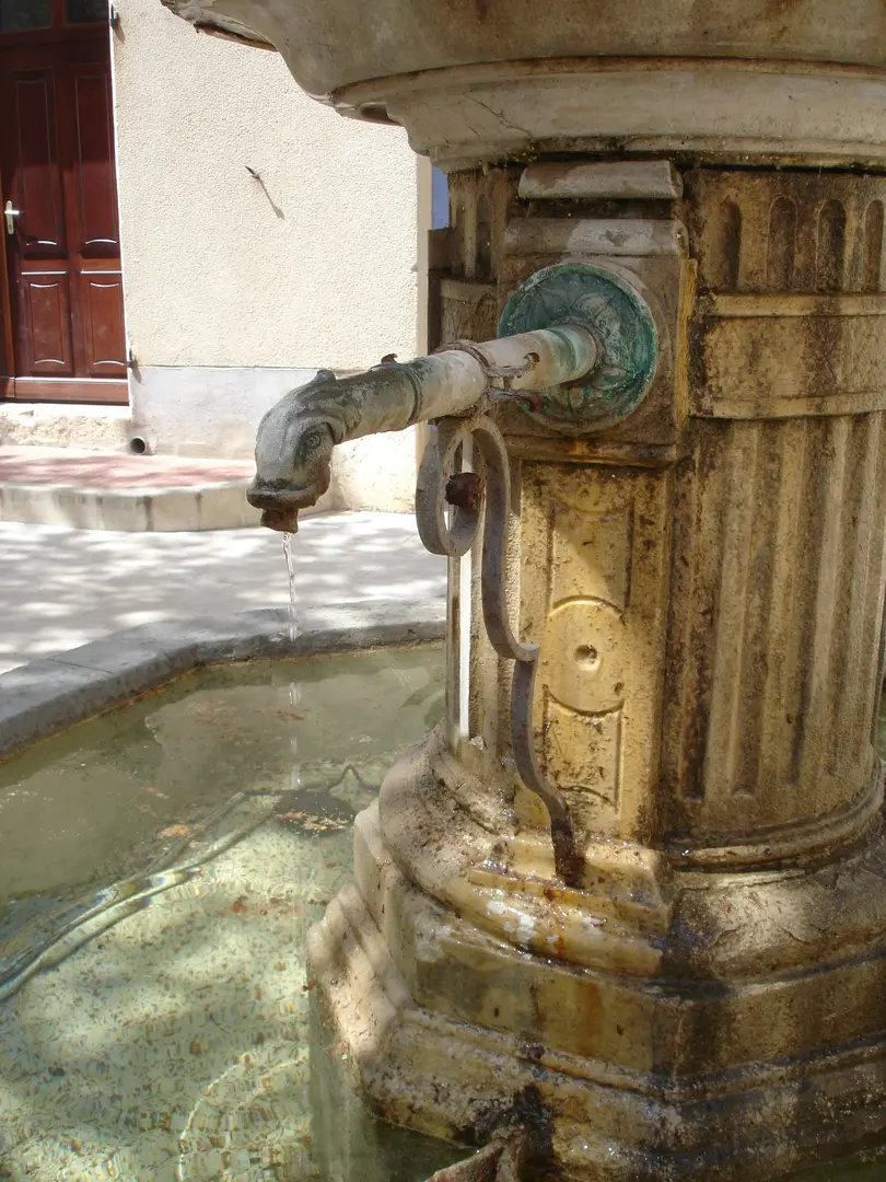 Fontaine au Chérubin et Lavoir Rue du Cours (Quinson) | Provence-Alpes ...
