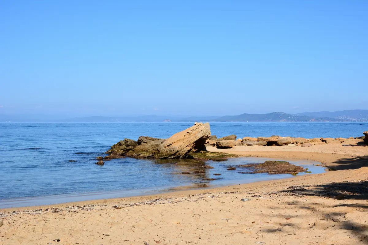 Plage des Grottes (Hyères) | Provence-Alpes-Côte d'Azur Tourisme