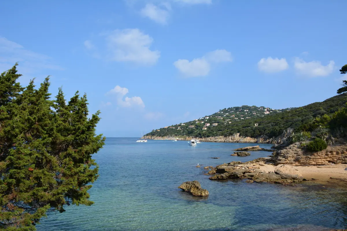 Plage des Grottes (Hyères) | Provence-Alpes-Côte d'Azur Tourisme