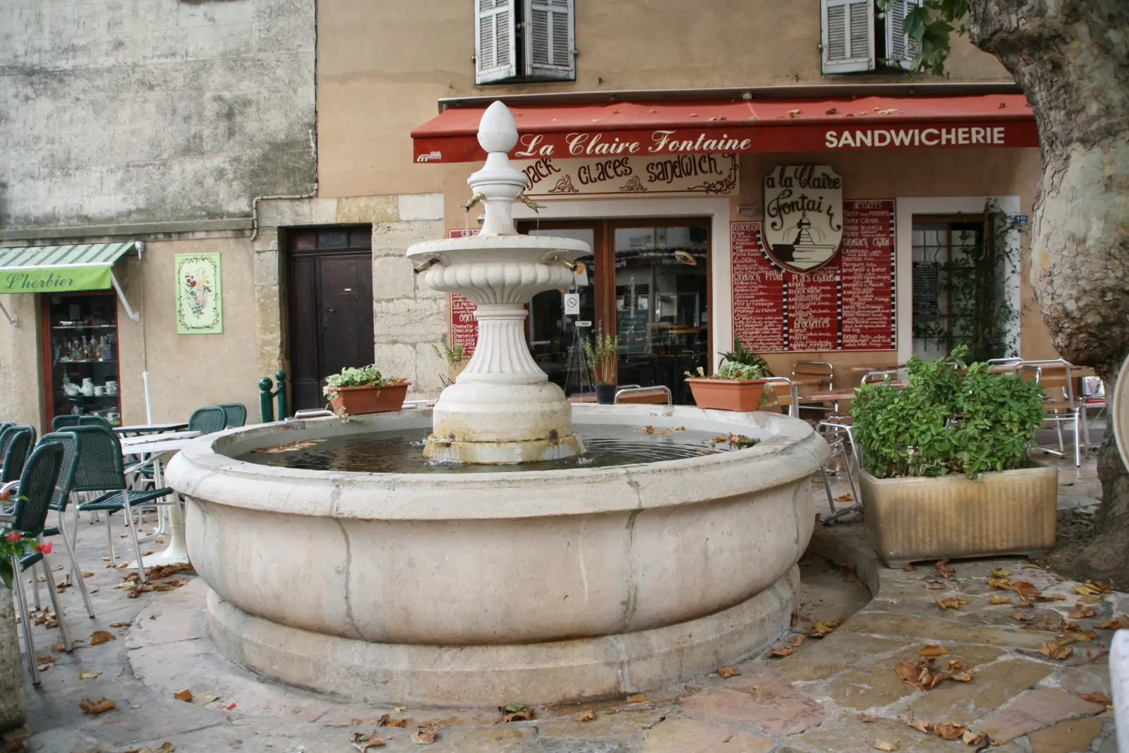 General Girard Place Fountain (Aups) | Provence-Alpes-Côte d'Azur Tourism