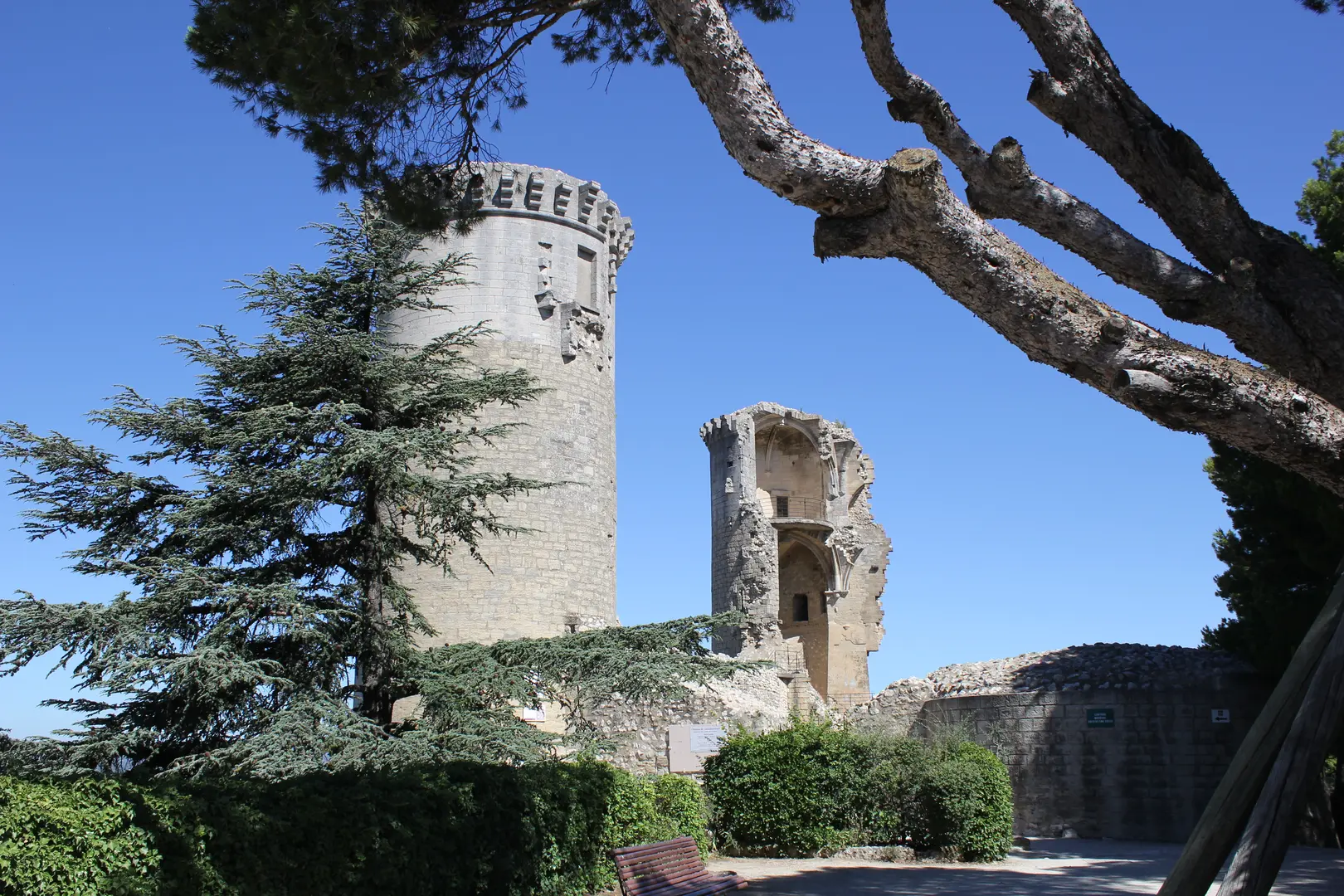 Le Château Féodal des Comtes de Provence (Châteaurenard) | Provence ...