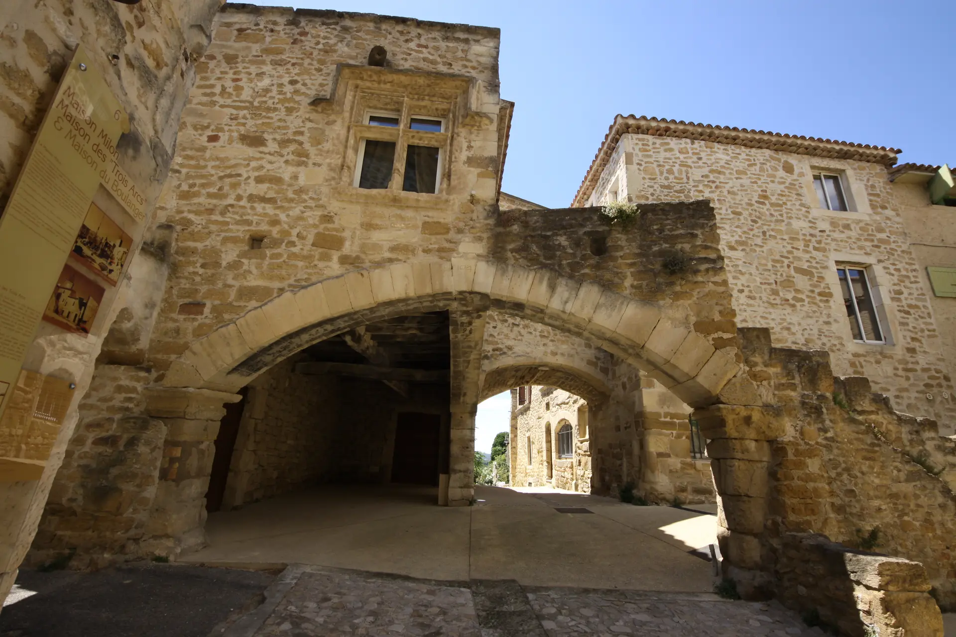 Maison des 3 Arcs (Grillon) | Provence-Alpes-Côte d'Azur Tourism