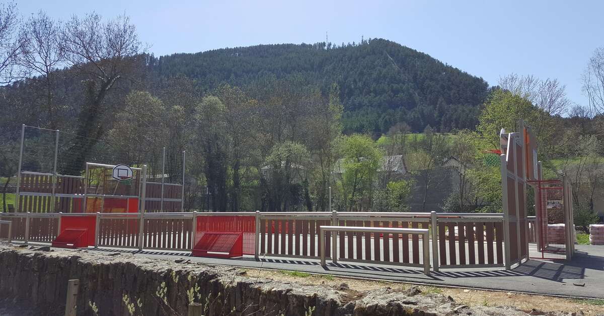 TERRAIN MULTI-SPORT CHANAC (Chanac) | From Aubrac to the Gorges du Tarn