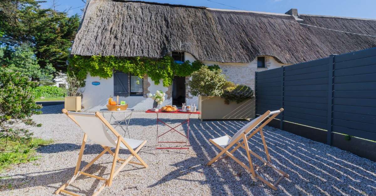 La chaumière marie dans le parc de brière. (Saint-André-des-Eaux ...