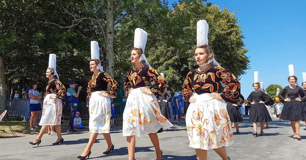Festival des Brodeuses – Défilé (Pont-l’Abbé) | Destination Pays ...