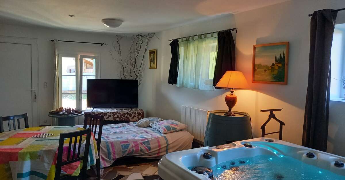 Gîte Jacuzzi de la source – Domaine de Fontenelay (Gézier-et-Fontenelay ...