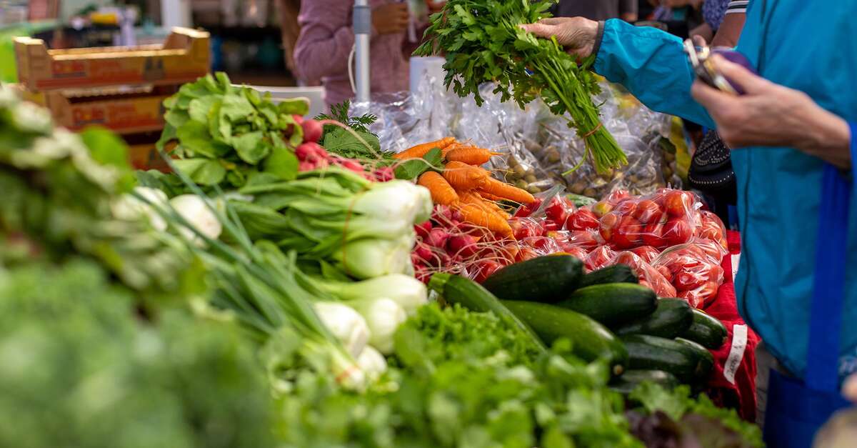 Les Ponts de Cé market - Place du Maréchal Leclerc - Les Ponts-de-Cé ...