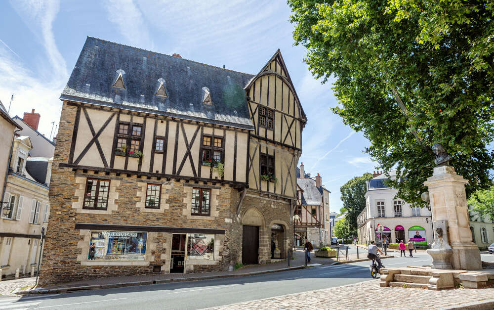 Visite guidée du quartier de la Doutre - Angers | Destination Angers ...