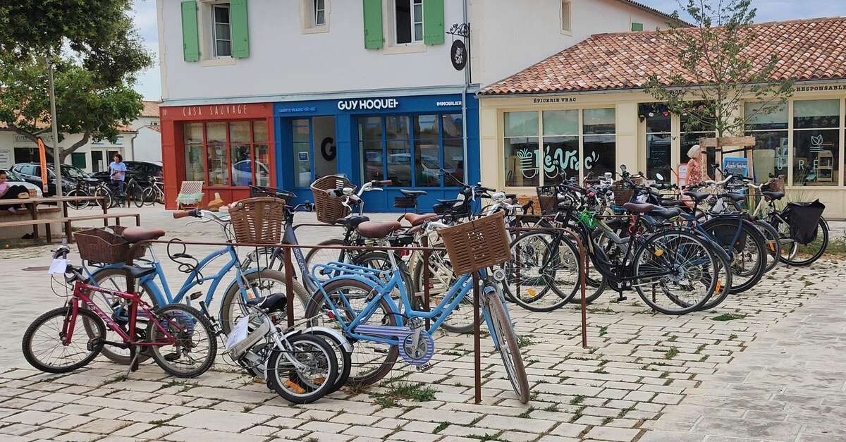 Bicycle parking – Place d’Antioche (Sainte-Marie-de-Ré) | Destination Île de Ré