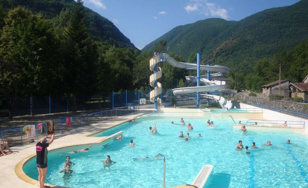 Outdoor swimming pool (Aston)