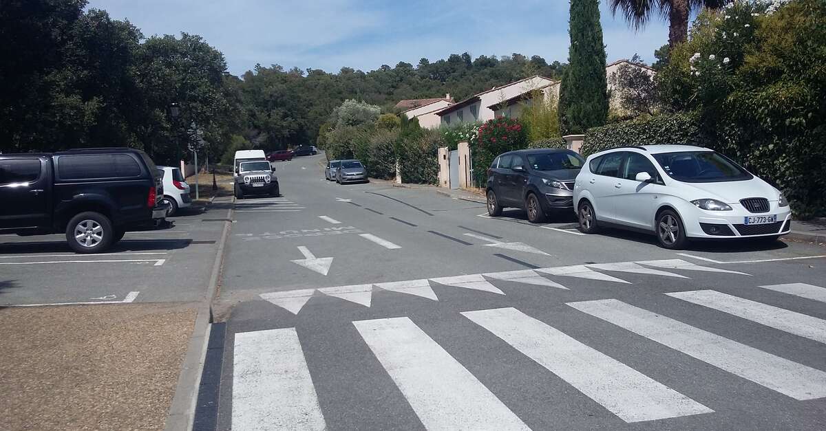 Parking rue du Vol de Nuit (La Môle) | Provence-Alpes-Côte d'Azur Tourism
