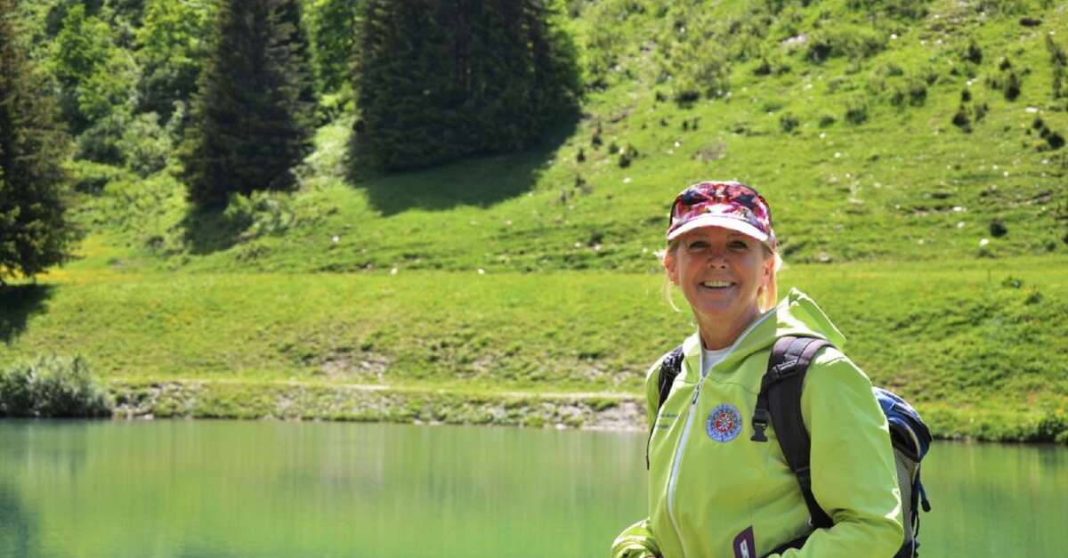 Walk : up close with marmots with Béatrice (Notre-Dame-de-Bellecombe ...