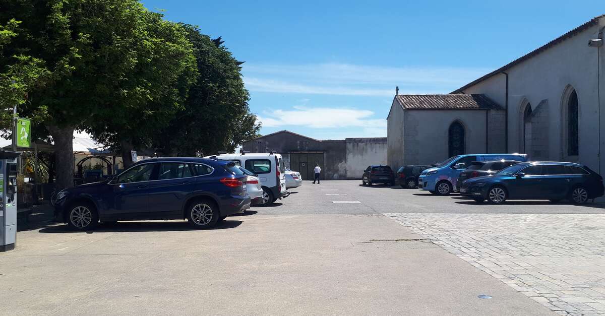 Parking at the church square (Ars-en-Ré) | Destination Île de Ré