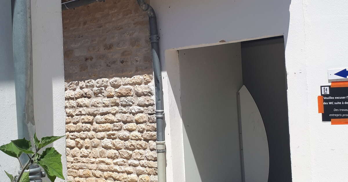 Toilets – Library square (Ars-en-Ré) | Destination Île de Ré