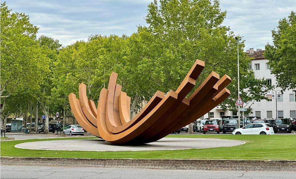 Place Lamartine – Sculpture monumentale de Bernar Venet (Arles ...
