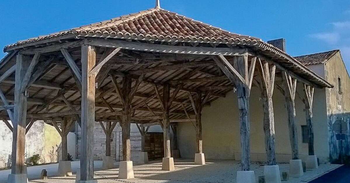Medieval covered market - Saint-Jean-d'Angle | Office de Tourisme de ...