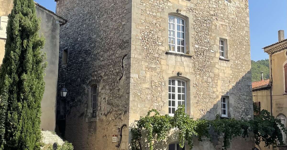 La maison-tour de la place des marronniers (Céreste) | Provence-Alpes ...
