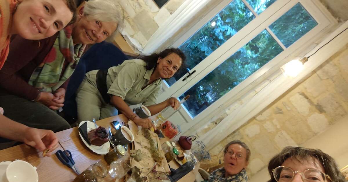 Cueillette et création : le rituel nature du printemps (Villeneuve-lès ...