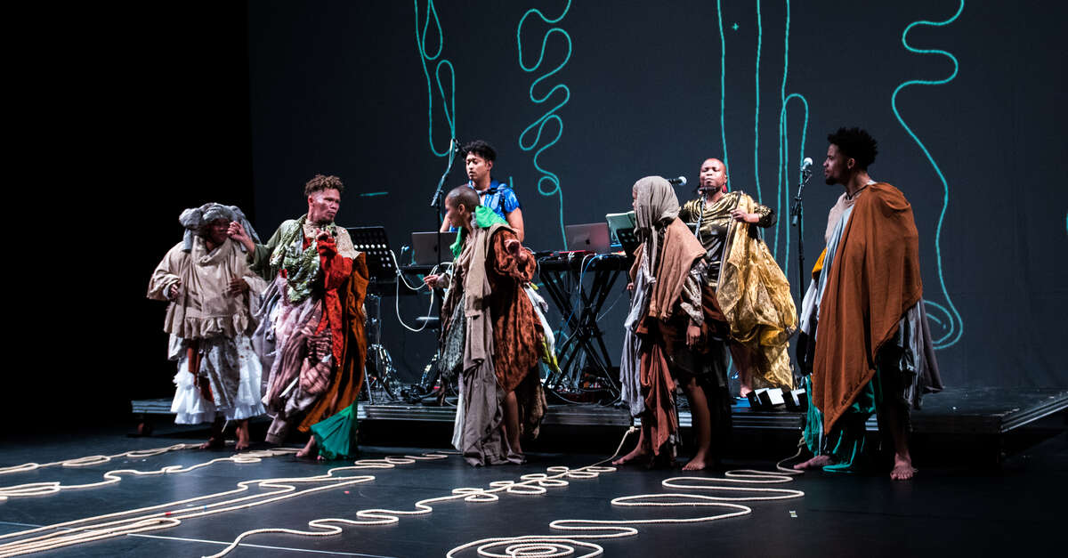 Robyn Orlin avec Garage Dance Ensemble et uKhoiKhoi – » …How in salts ...