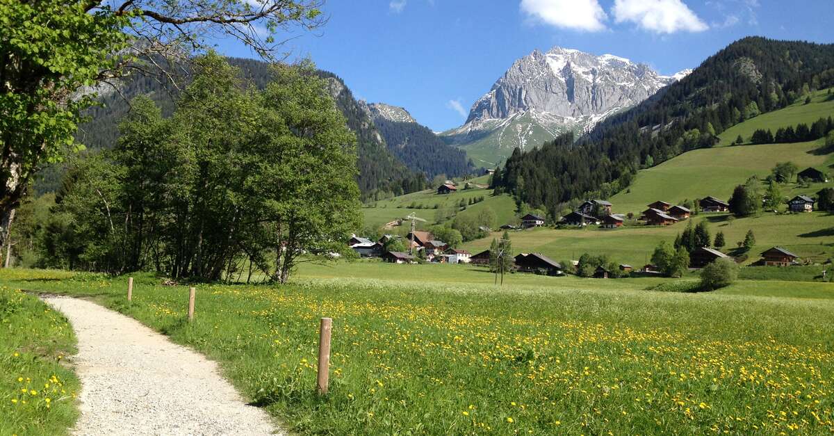 Path along the banks of the Dranse from Abondance to Châtel (Abondance ...