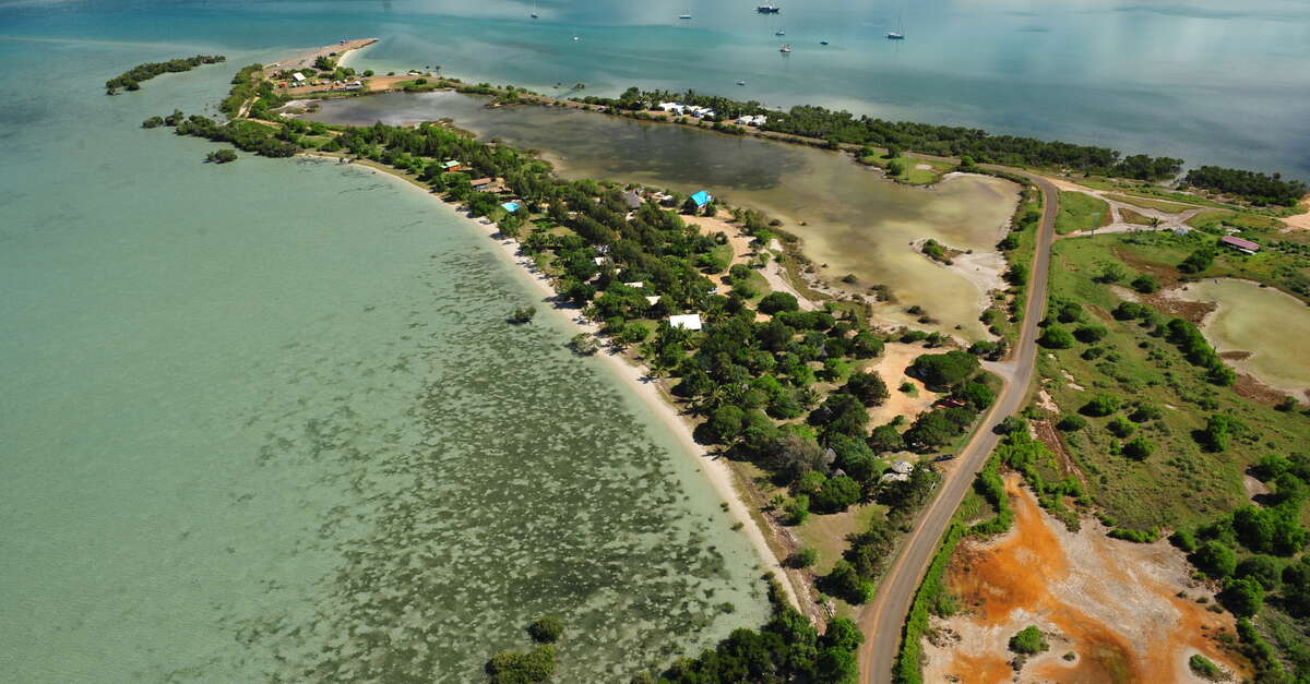 Plage de Ouano – Surf Camp (au Nord de presq. Î. Ouano) (La Foa ...