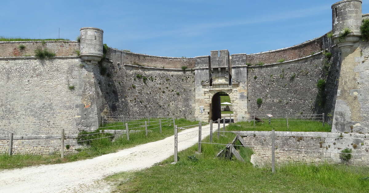 Visite guidée du Fort la Prée (La Flotte) | Destination Île de Ré ...