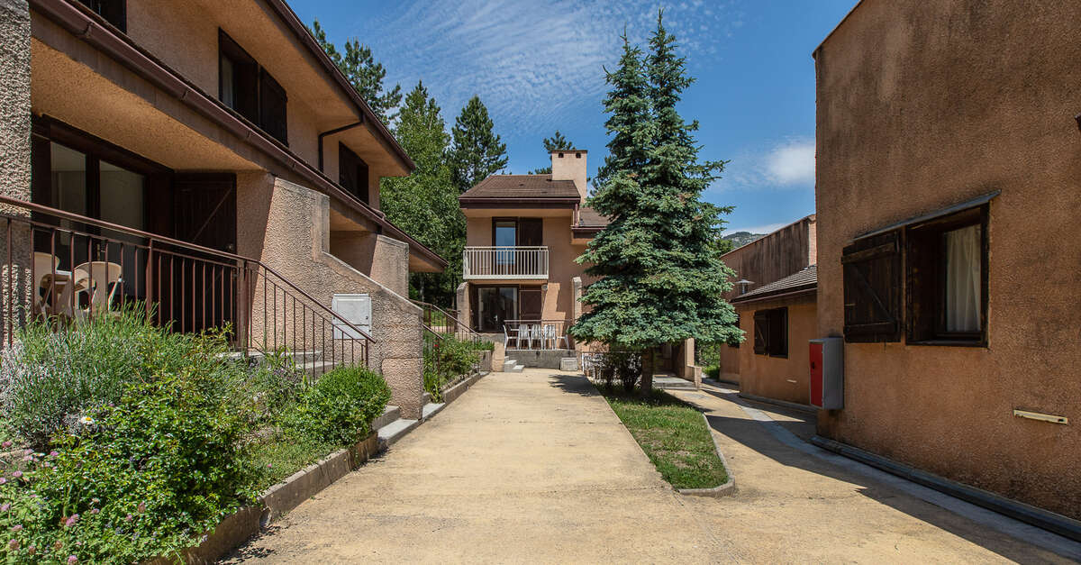 Vacanceoles Résidence les Gorges Rouges (Guillaumes) | Provence-Alpes ...