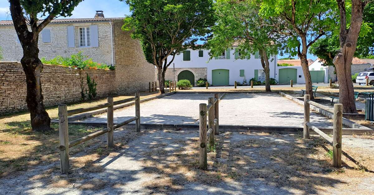 Bicycle parking – Roger Bonnin Square (La Couarde-sur-Mer) | Destination Île de Ré