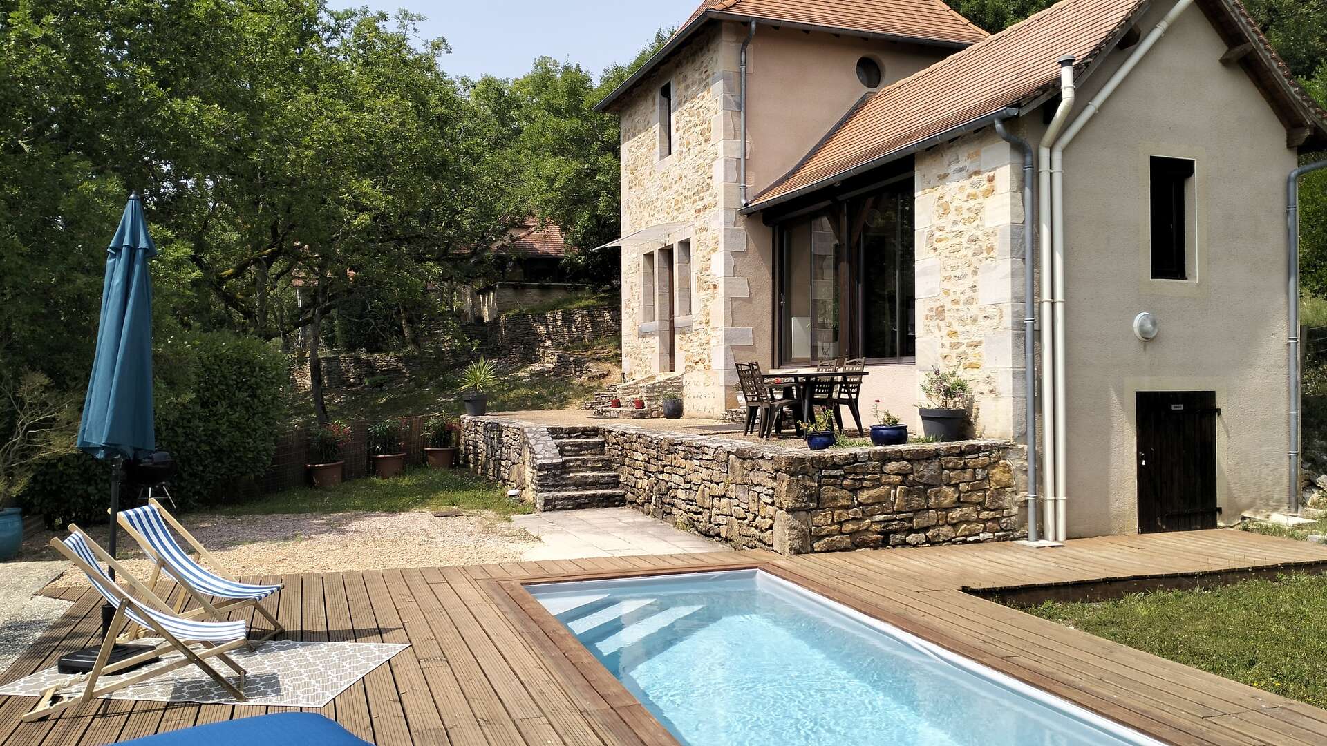 Montbrun village perché dominant la vallée du Lot