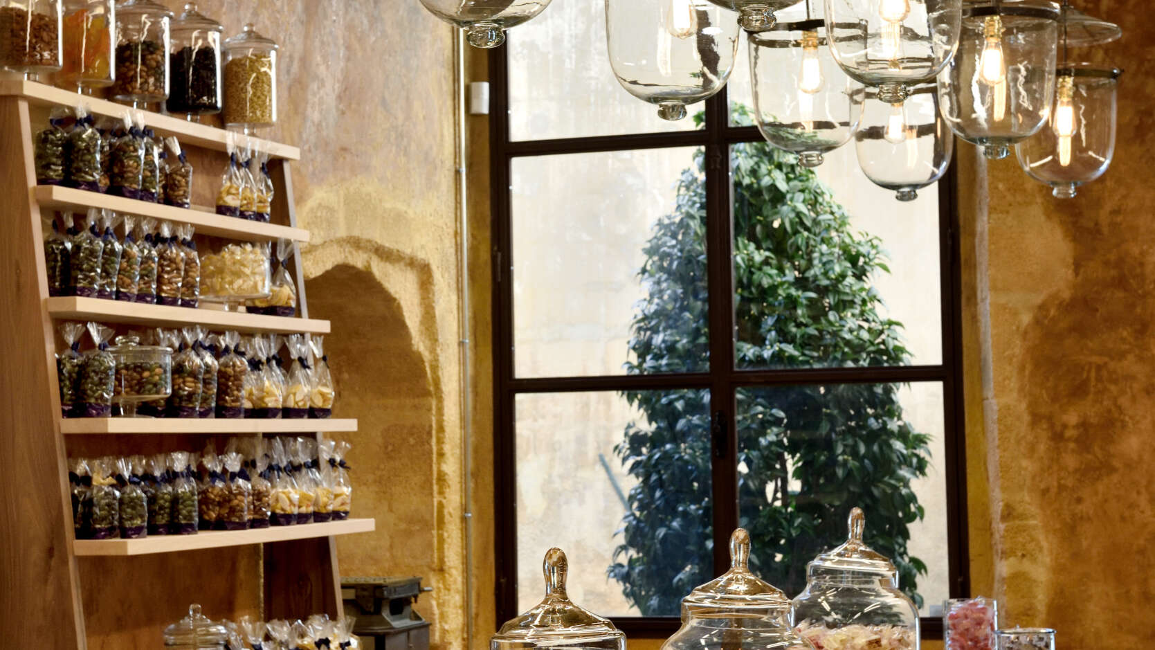 La fabrique des calissons – Confiserie du Roy René (Aix-en-Provence ...