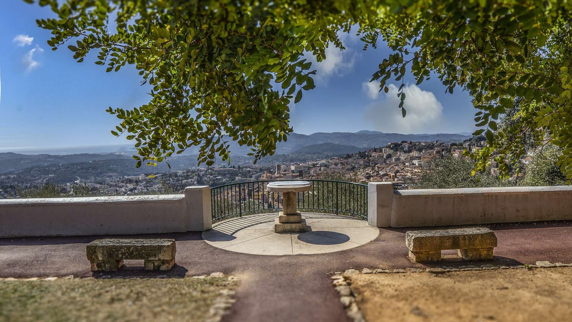 Depuis le point de vue à Saint-Cézaire-sur-Siagne (Saint-Cézaire-sur ...