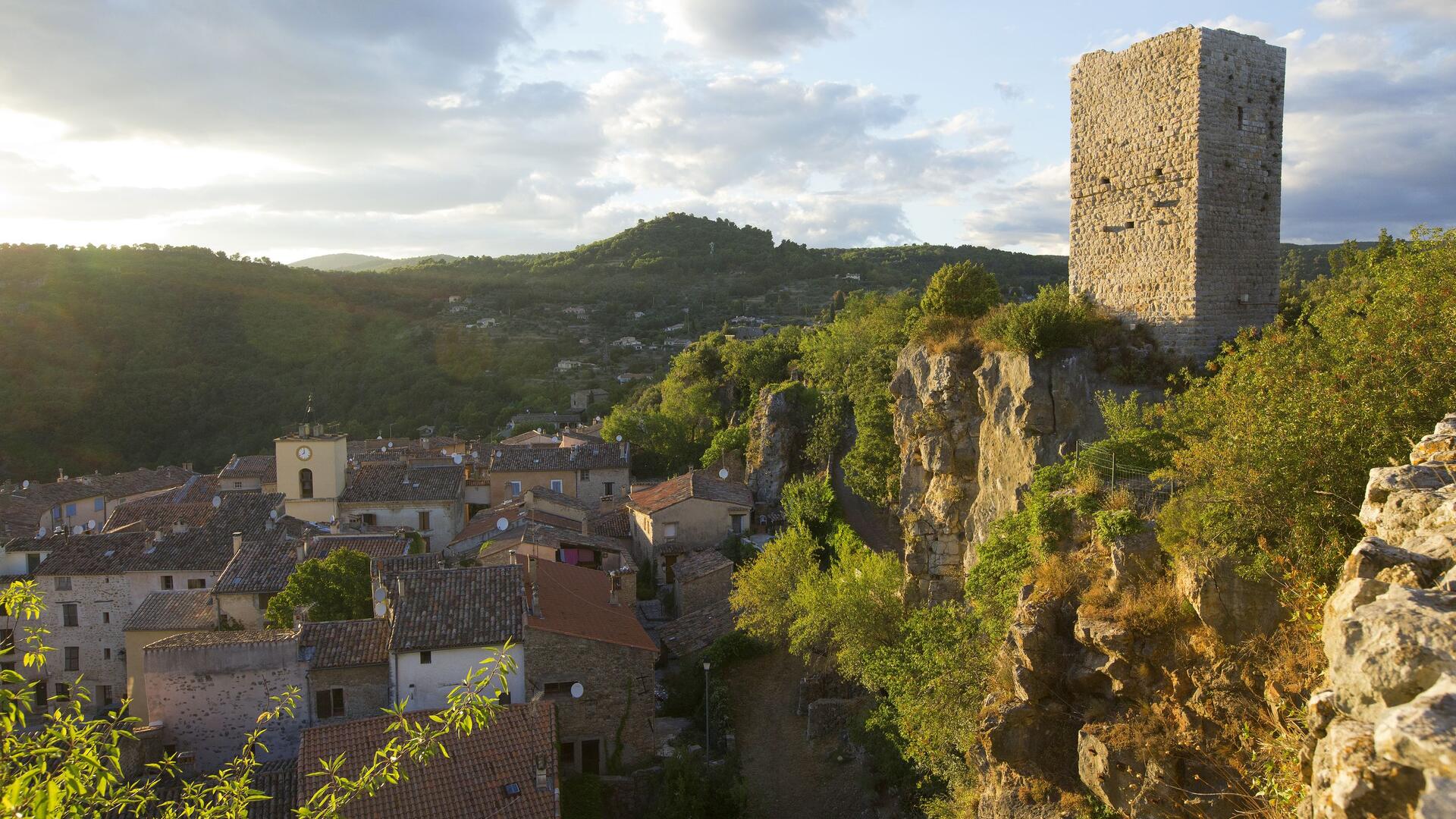 Tour médiévale et vestiges du château féodal (Châteaudouble) | Provence ...