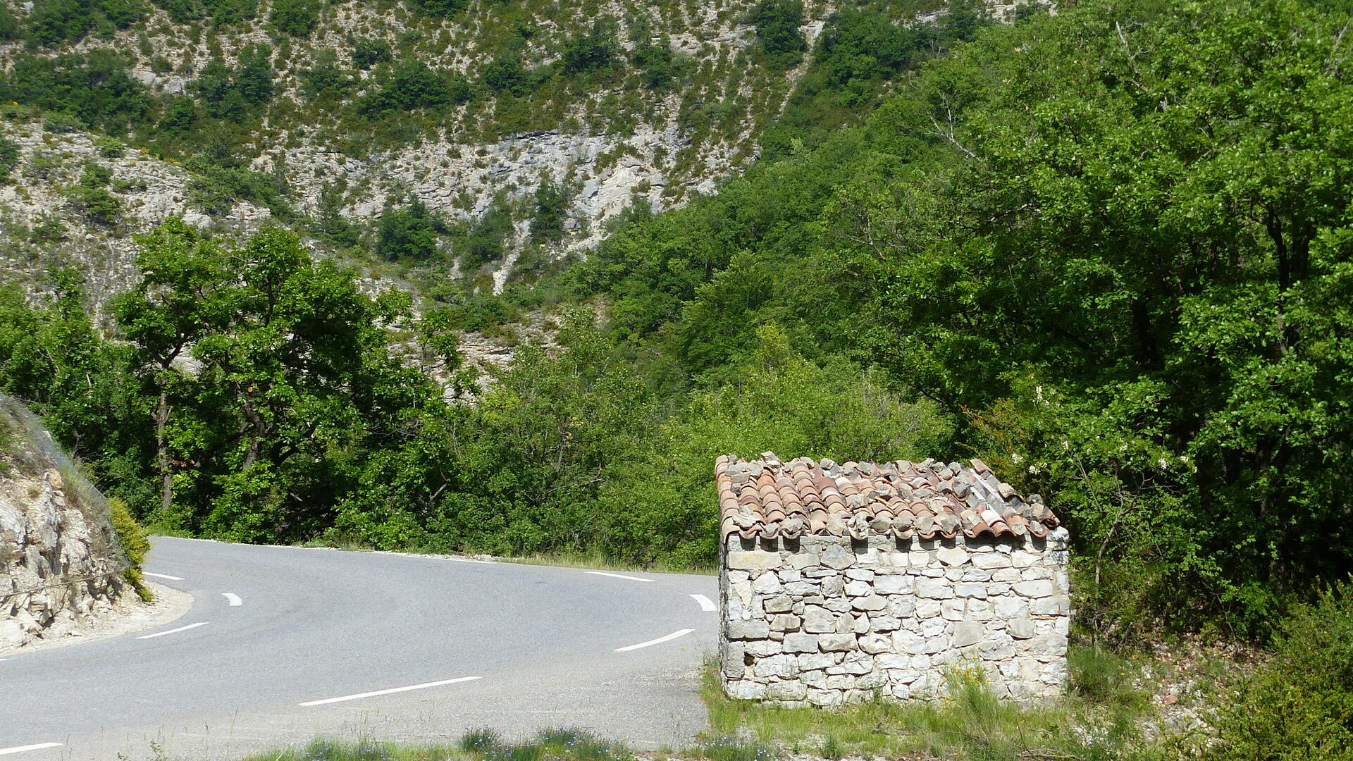 Abri de cantonnier dans les Gorges de la Méouge (Ribiers) | Provence ...