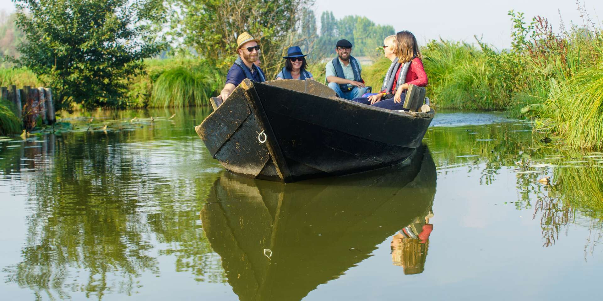 Naviguer en bateau dans le marais audomarois | Office de Tourisme du ...